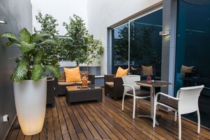 2 bares/lounges, um bar à beira da piscina, um bar junto à piscina 