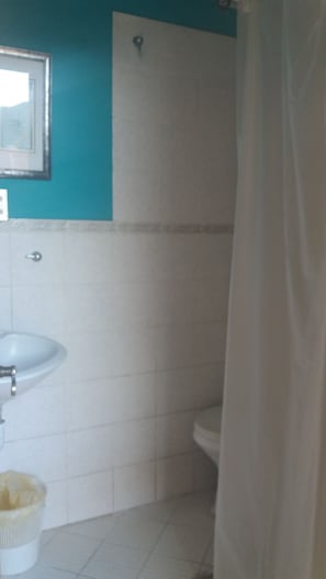 Chuveiro, produtos de toalete grátis