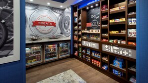 Uma área de exposição de petiscos com diversas opções embaladas e uma seção refrigerada.