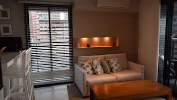 Apartamento Luxo Quádruplo, 2 Quartos, Vista Mar | Sala de estar | TV de tela plana
