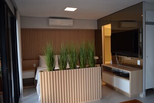 Apartamento Luxo Quádruplo, 2 Quartos, Vista Mar | 2 quartos, roupa de alta qualidade, cofre no quarto 