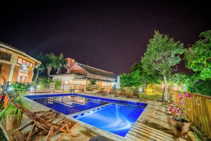 Piscina externa, funciona das 7h às 22h, espreguiçadeiras