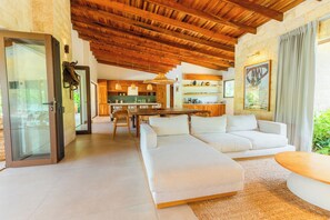 Hacienda Cercone | Sala de estar | Smart TV de 43 polegadas com canais via satélite, televisor 