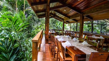 2 restaurantes, pequenos-almoços servidos, cozinha internacional