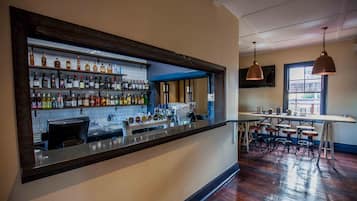 Pequenos-almoços, almoços, jantares servidos, cozinha local