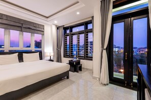 Superior Double Room - Spacious with Balcony | Roupas de cama antialérgicas, cofres nos quartos