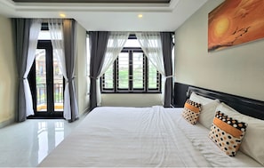 Superior Double Room - Spacious with Balcony | Roupas de cama antialérgicas, cofres nos quartos