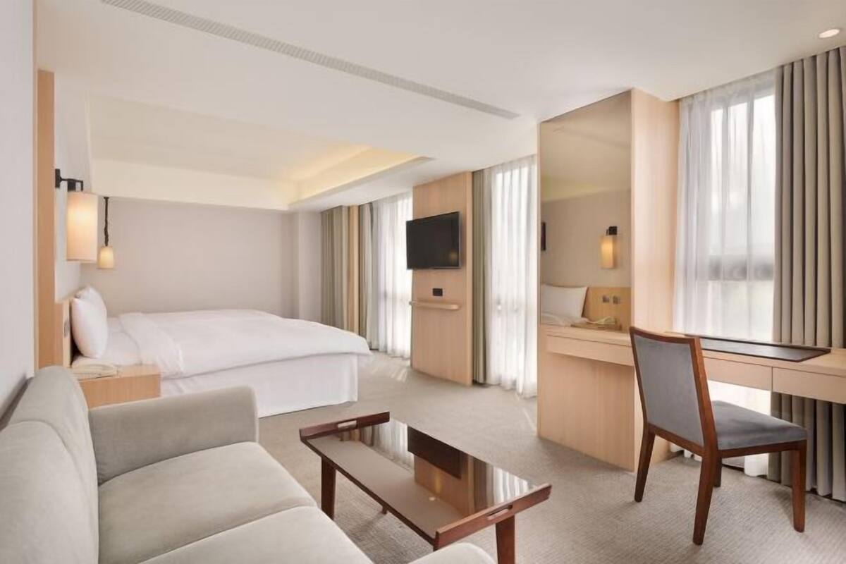 Cofre no quarto, secretária, cortinas/cortinados opacos