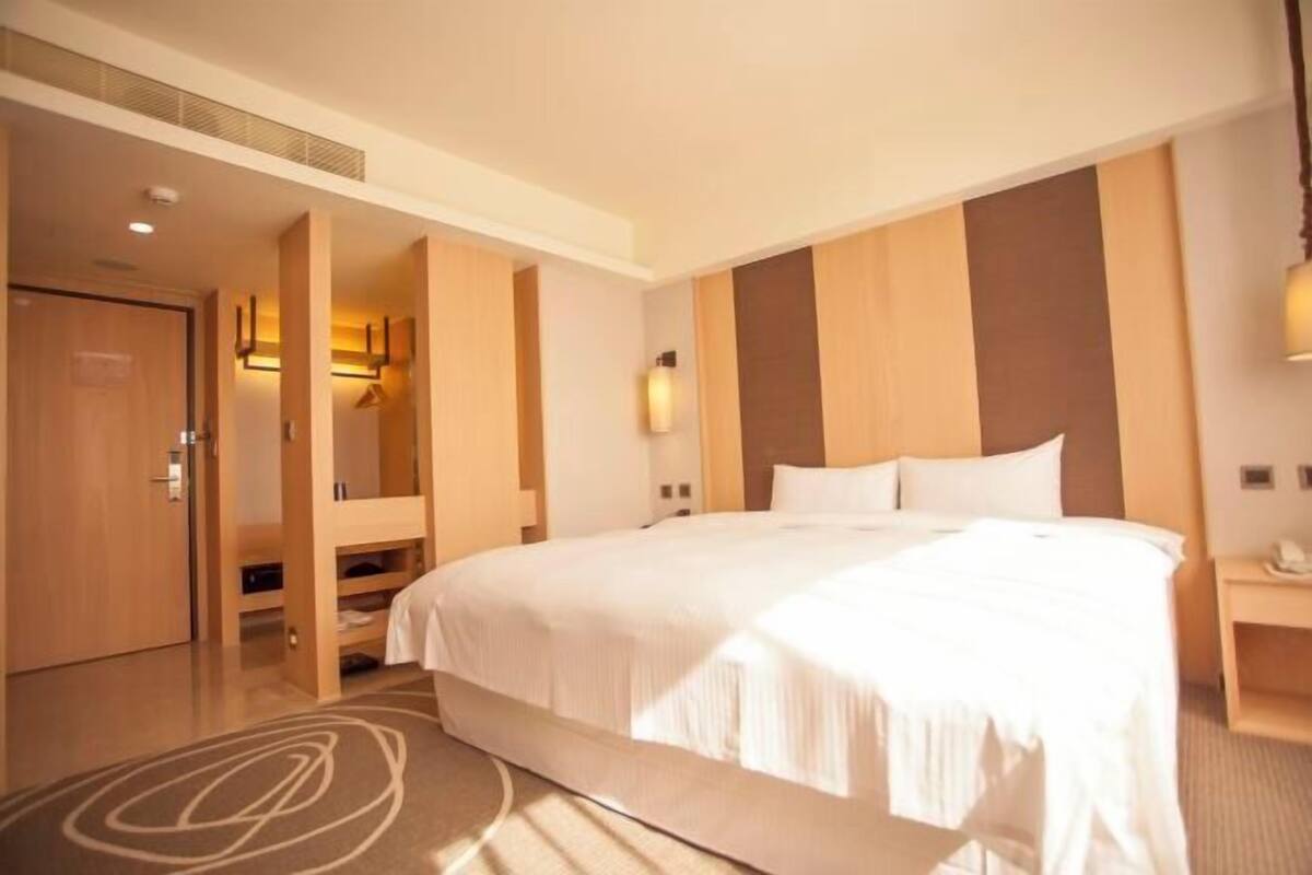 Cofre no quarto, secretária, cortinas/cortinados opacos