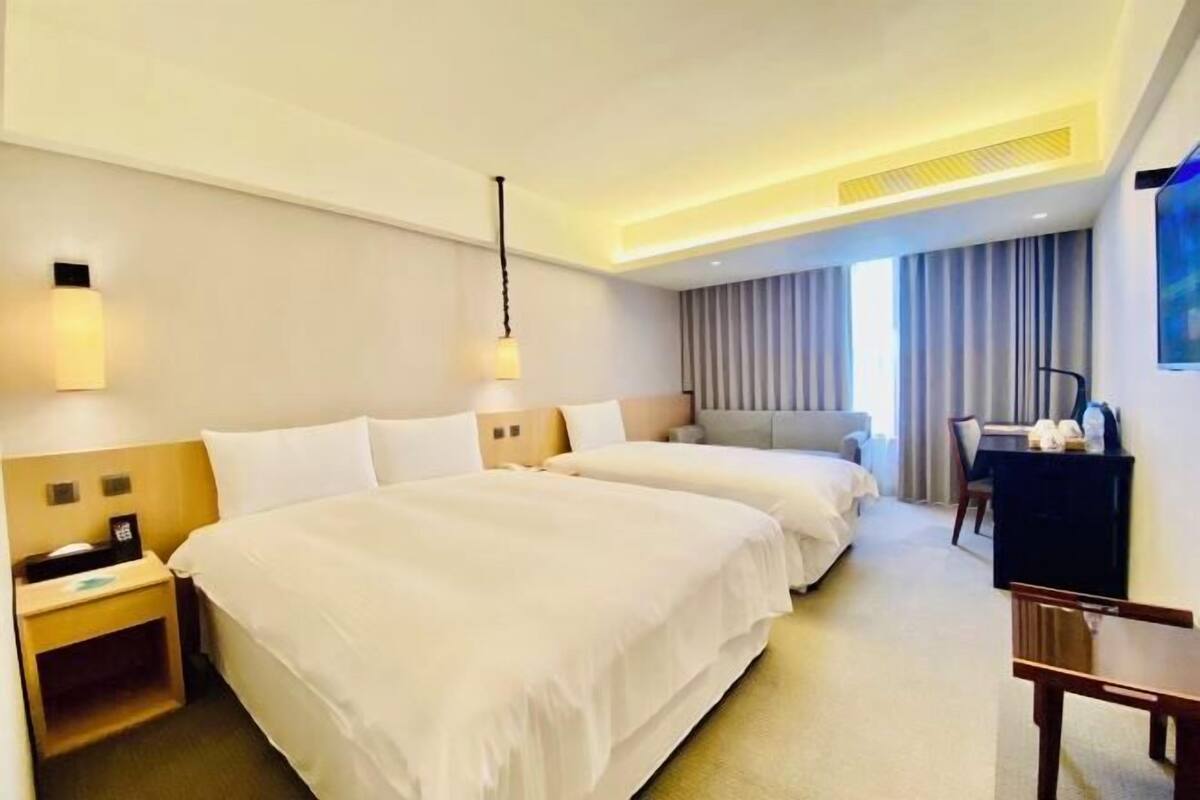 Cofre no quarto, secretária, cortinas/cortinados opacos