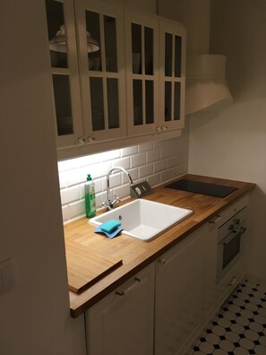 Apartamento | Cozinha privada | Geladeira grande, micro-ondas, fogão, cooktop