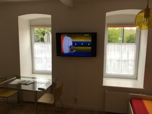 Estúdio, 1 quarto, cozinha | Área de estar | TV de tela plana