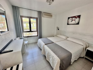 Quarto Duplo ou Twin | Secretária, cortinas/cortinados opacos, camas desdobráveis 