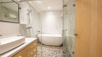 Quarto quádruplo com design assinado, banheira, na torre | Banheiro | Chuveiro/banheira combinados, secador de cabelo, chinelos
