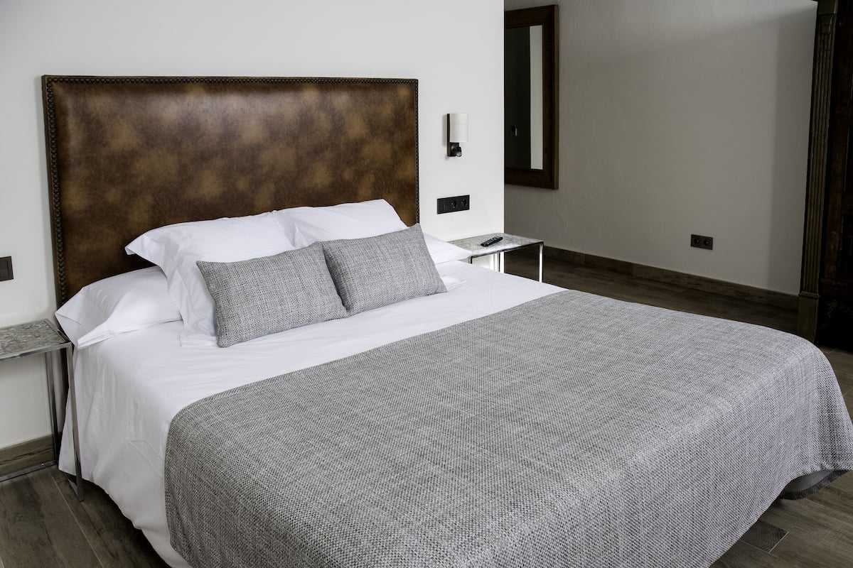 Quarto Duplo Standard | Roupa de alta qualidade, cofre no quarto, secretária 