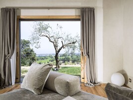 Pool Suite | Roupa de alta qualidade, minibar, cofre no quarto 