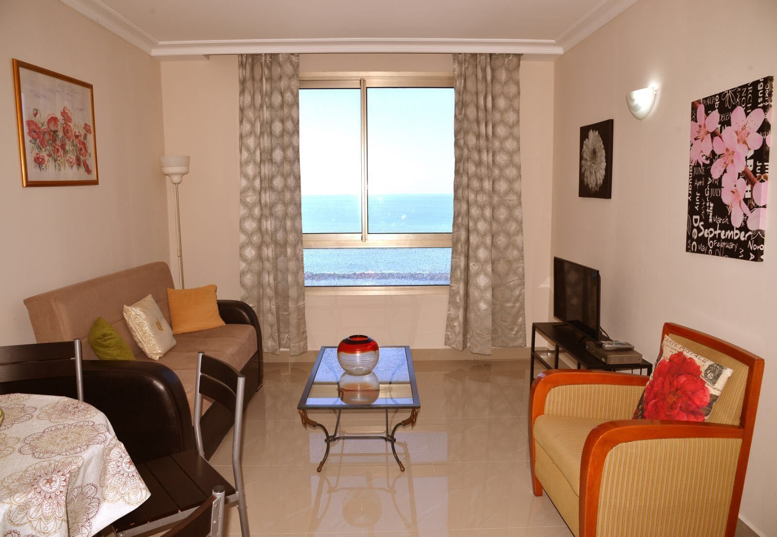 Apartamento Familiar, 1 quarto, vista para o mar, em frente à praia | Sala de estar | TV de ecrã plano 