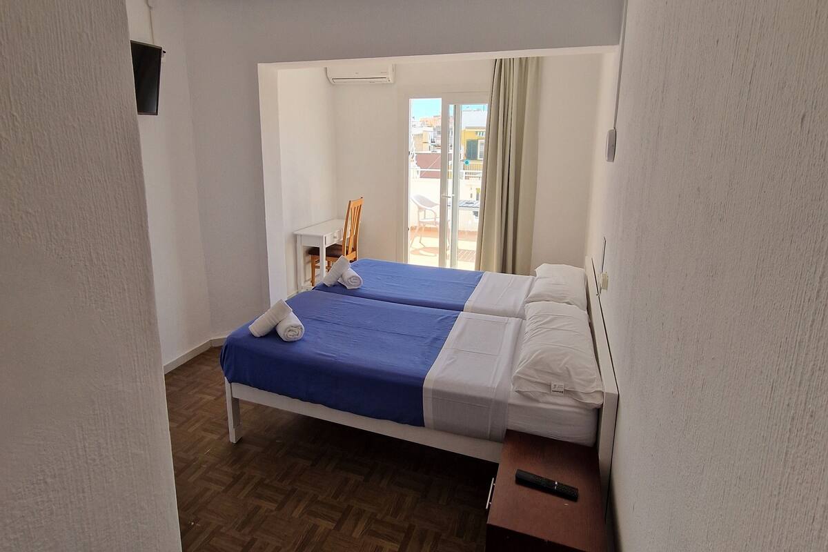 Quarto luxo, banheiro privativo, vista parcial para o mar | Cofres nos quartos, individualmente mobiliados, cortinas blackout