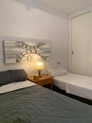 Cofres nos quartos, individualmente mobiliados, cortinas blackout