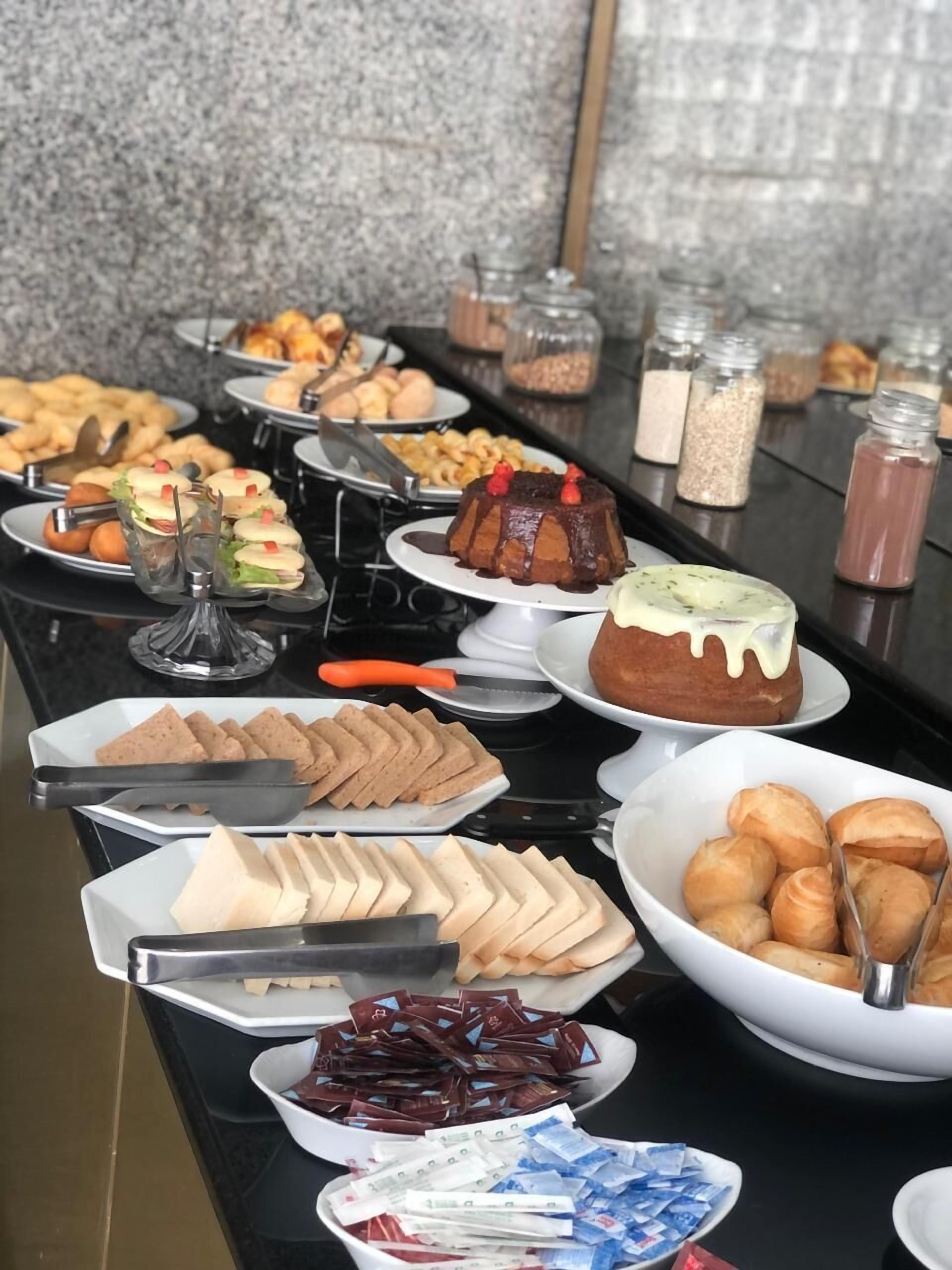 Café da manhã com buffet grátis todos os dias