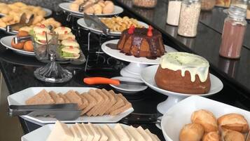 Café da manhã com buffet grátis todos os dias