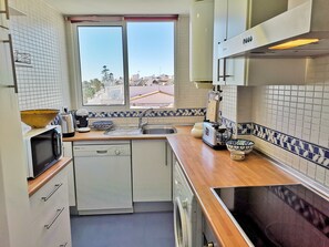 Apartamento conforto, suíte, vista para o mar (Two-Bedroom) | Cozinha privada