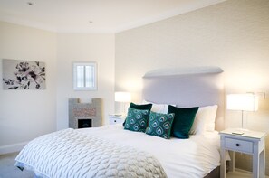 Quarto casal superior, suíte | Roupas de cama premium, escrivaninha, espaço de trabalho para notebook