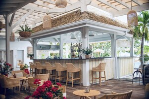 Este bar de tapas, junto à piscina, aberto diariamente 