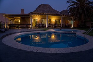 Piscina interna, piscina externa, espreguiçadeiras