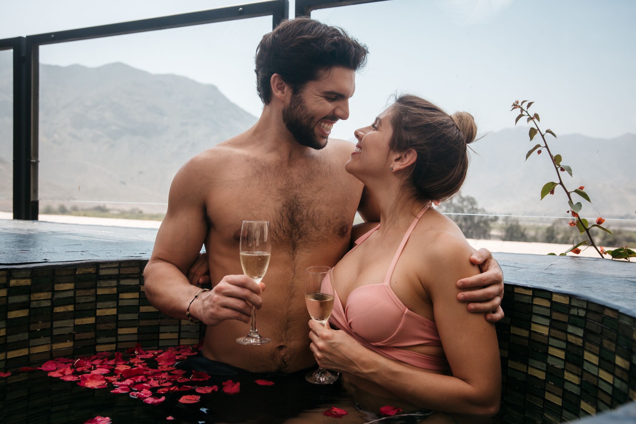 Piscina interna, piscina externa, espreguiçadeiras