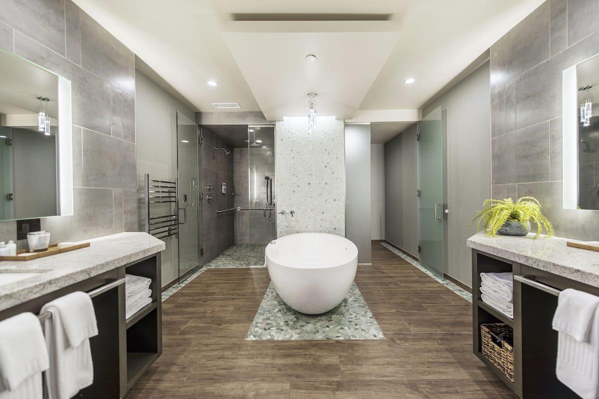 Penthouse Executiva | Casa de banho | Produtos de higiene exclusivos, um secador de cabelo, roupões 