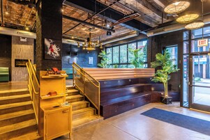Interior moderno com escada, um banco e vista para o exterior.