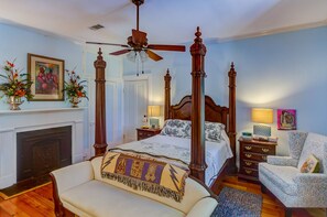 Quarto Comfort, 1 cama queen-size (Misses Steele's Bedroom) | Com decoração personalizada, com mobília individualizada, secretária 