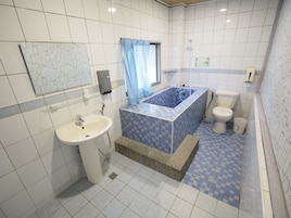 Quarto quádruplo luxo | Banheiro | Banheira de imersão, chuveiro com efeito de chuva