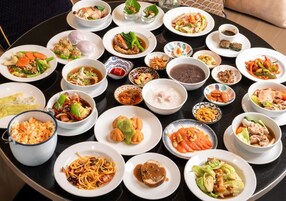 Uma mesa com diversos pratos, incluindo macarrão, dumplings e sopas.
