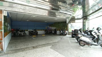 Estacionamento sem manobrista (sujeito a cobrança): TWD 300 por diária