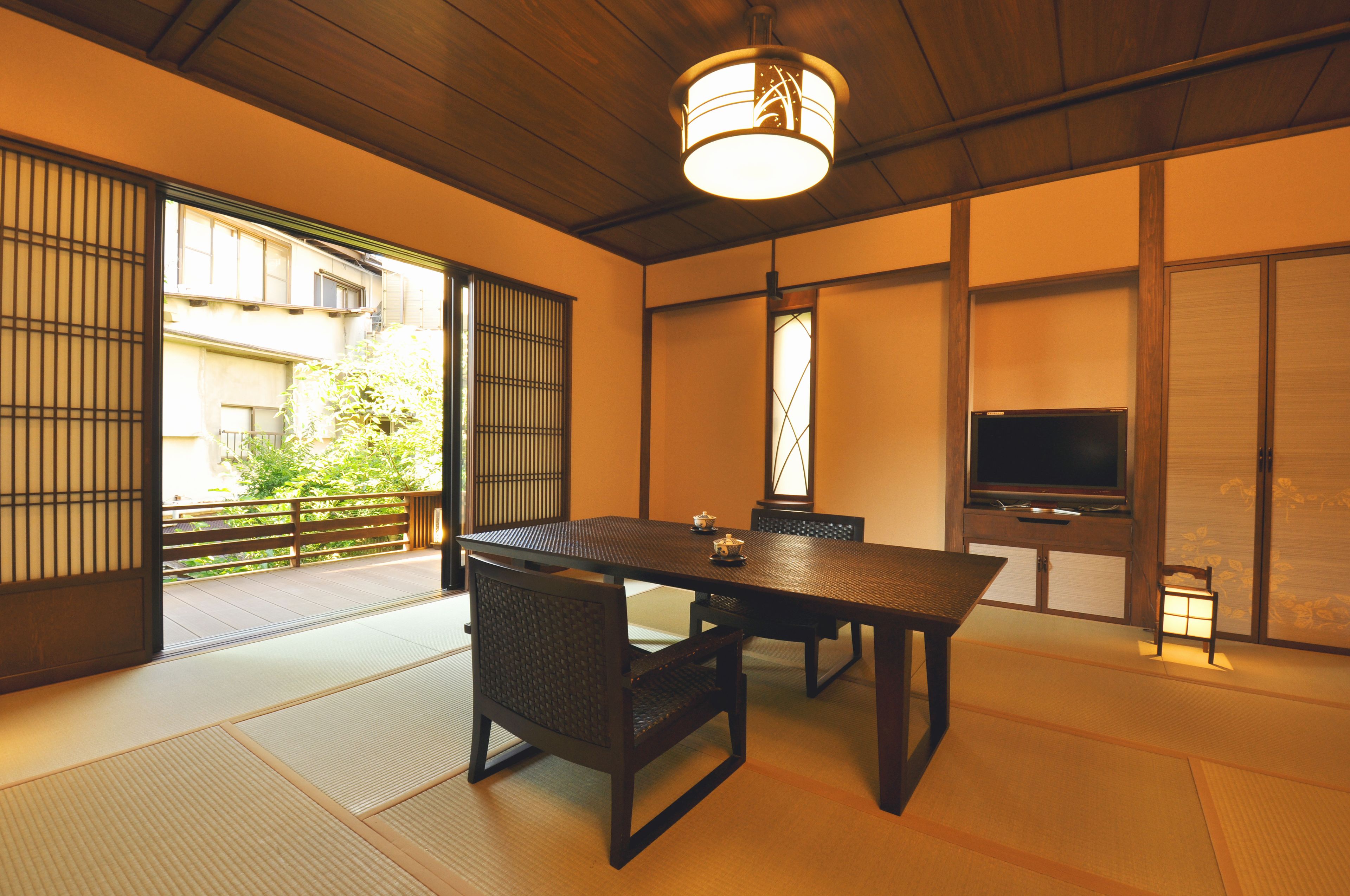 Frigobar, cofres nos quartos, escrivaninha, roupa de cama