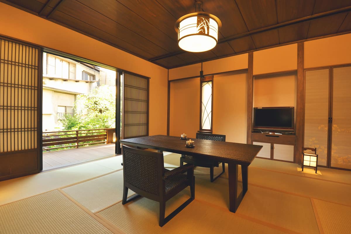 Frigobar, cofres nos quartos, escrivaninha, roupa de cama