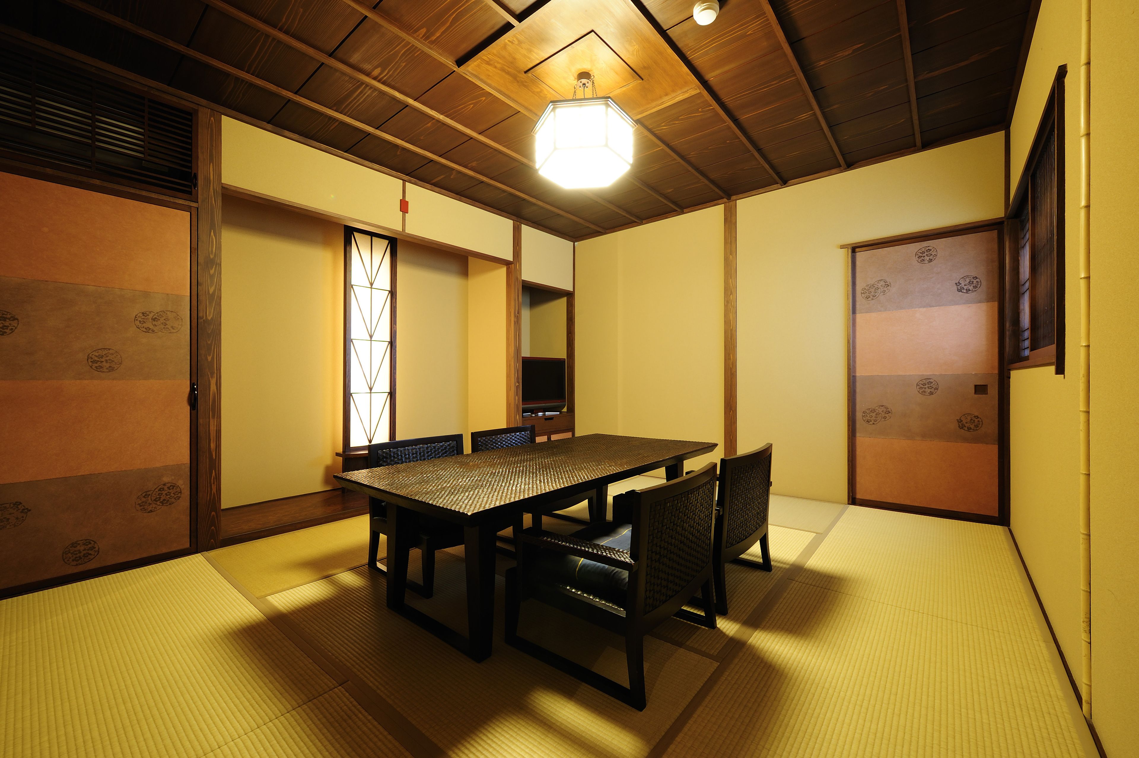 Frigobar, cofres nos quartos, escrivaninha, roupa de cama