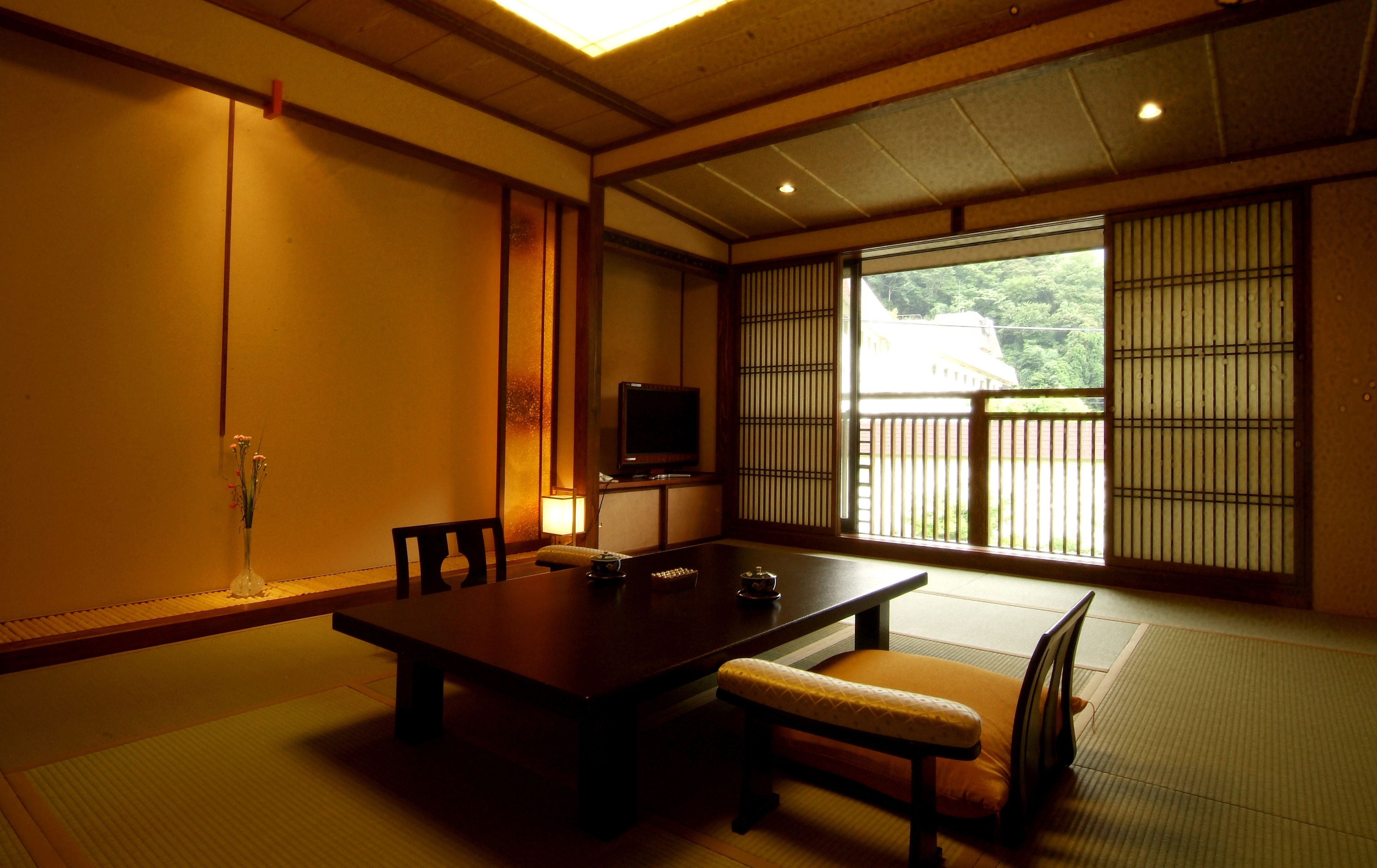 Frigobar, cofres nos quartos, escrivaninha, roupa de cama