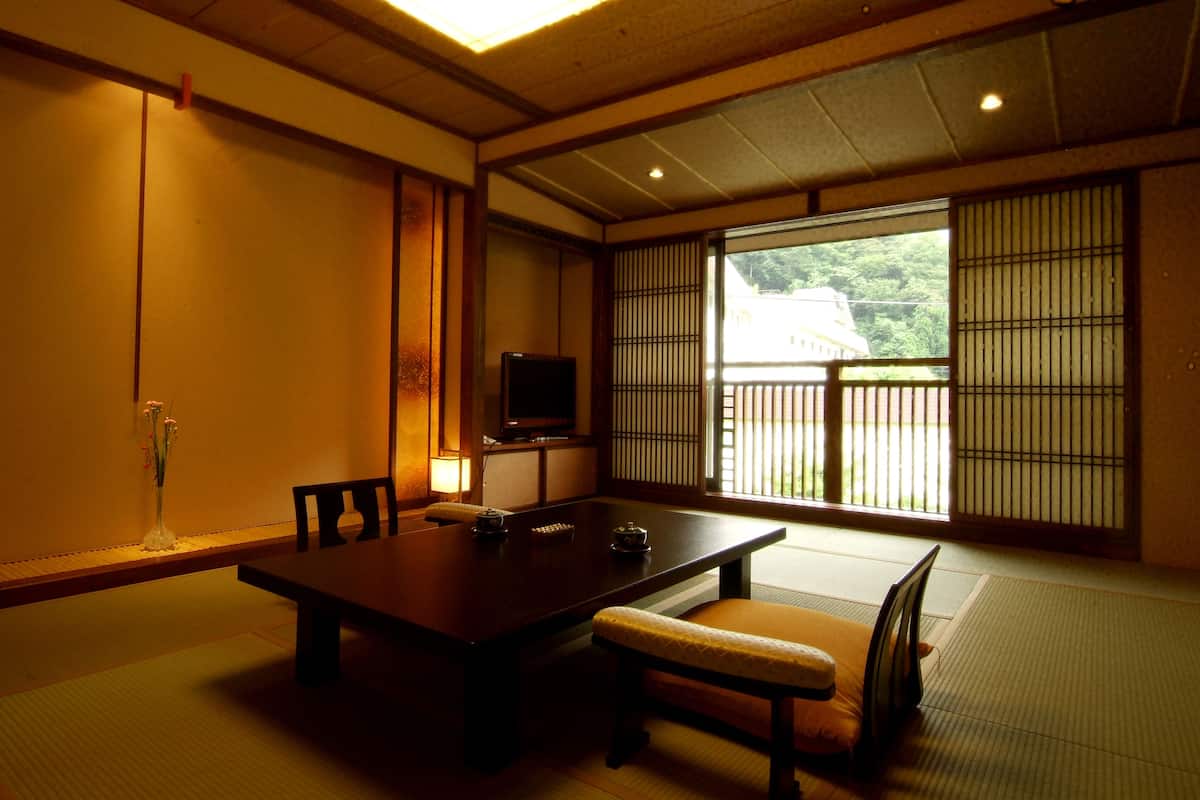 Frigobar, cofres nos quartos, escrivaninha, roupa de cama