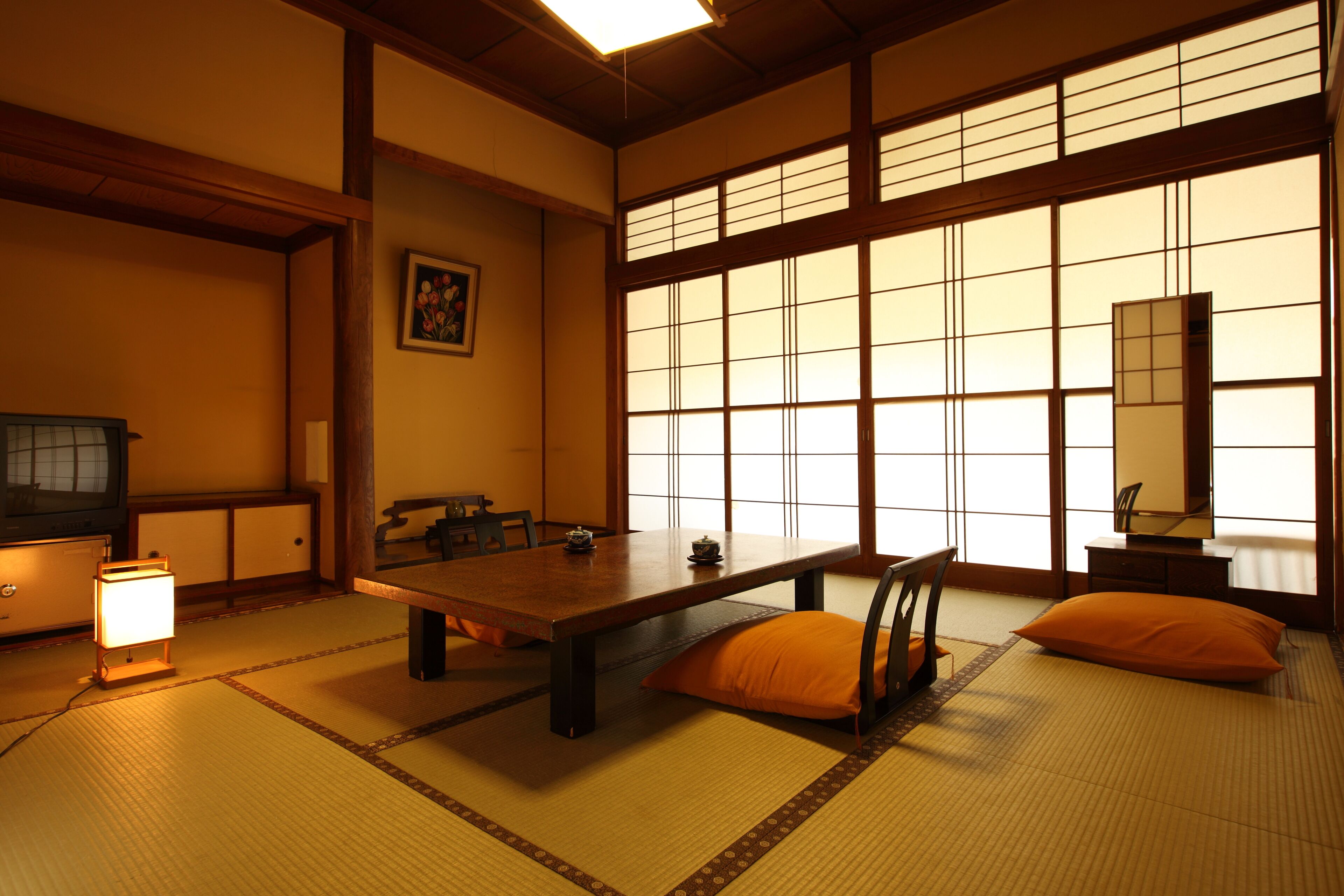 Frigobar, cofres nos quartos, escrivaninha, roupa de cama