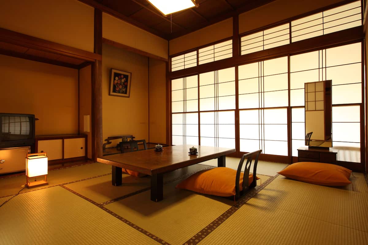 Frigobar, cofres nos quartos, escrivaninha, roupa de cama