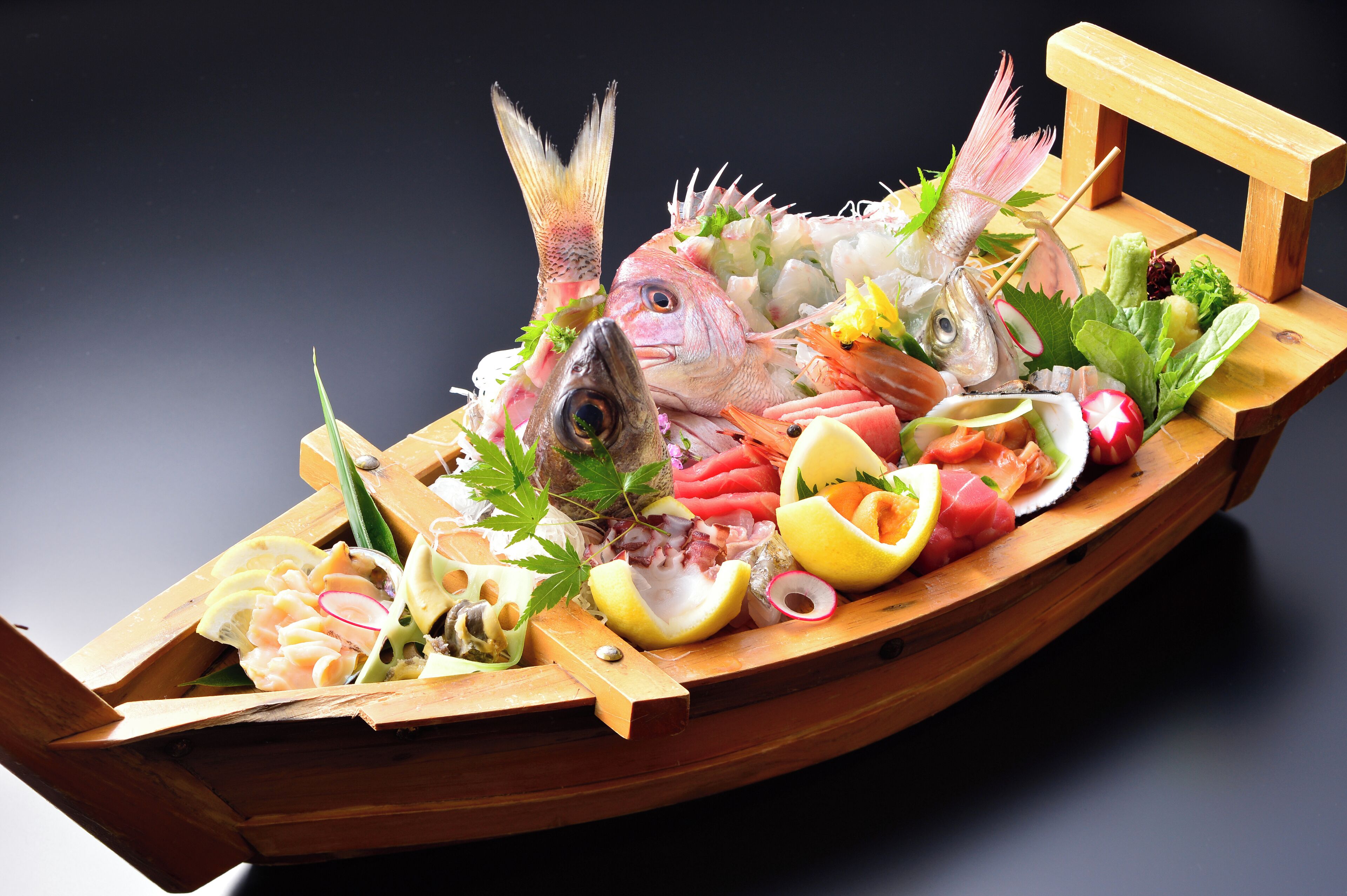 Frigobar, cofres nos quartos, escrivaninha, roupa de cama