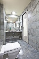 Quarto Nobre | Casa de banho | Um polibã, artigos de higiene pessoal grátis, chinelos