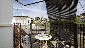 Quarto casal, sacada | Frigobar, Wi-Fi de cortesia