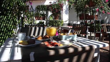 Café da manhã com buffet grátis todos os dias