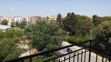 Quarto casal ou duplo luxo, sacada | Roupas de cama premium, frigobar, escrivaninha, quartos à prova de som