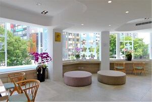 Área de estar no saguão