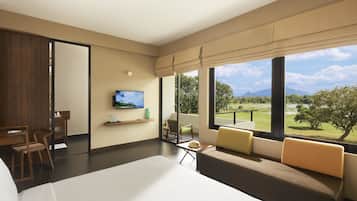 Quarto casal luxo | Frigobar, cofres nos quartos, escrivaninha, cortinas blackout